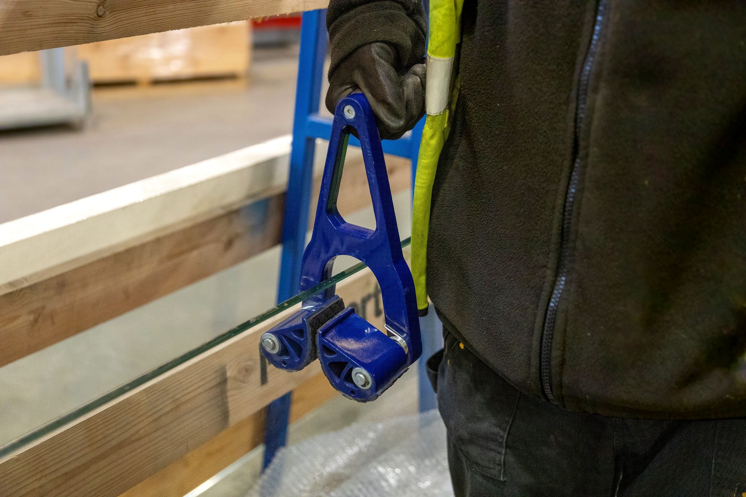 NEW YEAR, NEW SAFETY STANDARDS: LIFTING GLASS SAFELY – GGR Glass